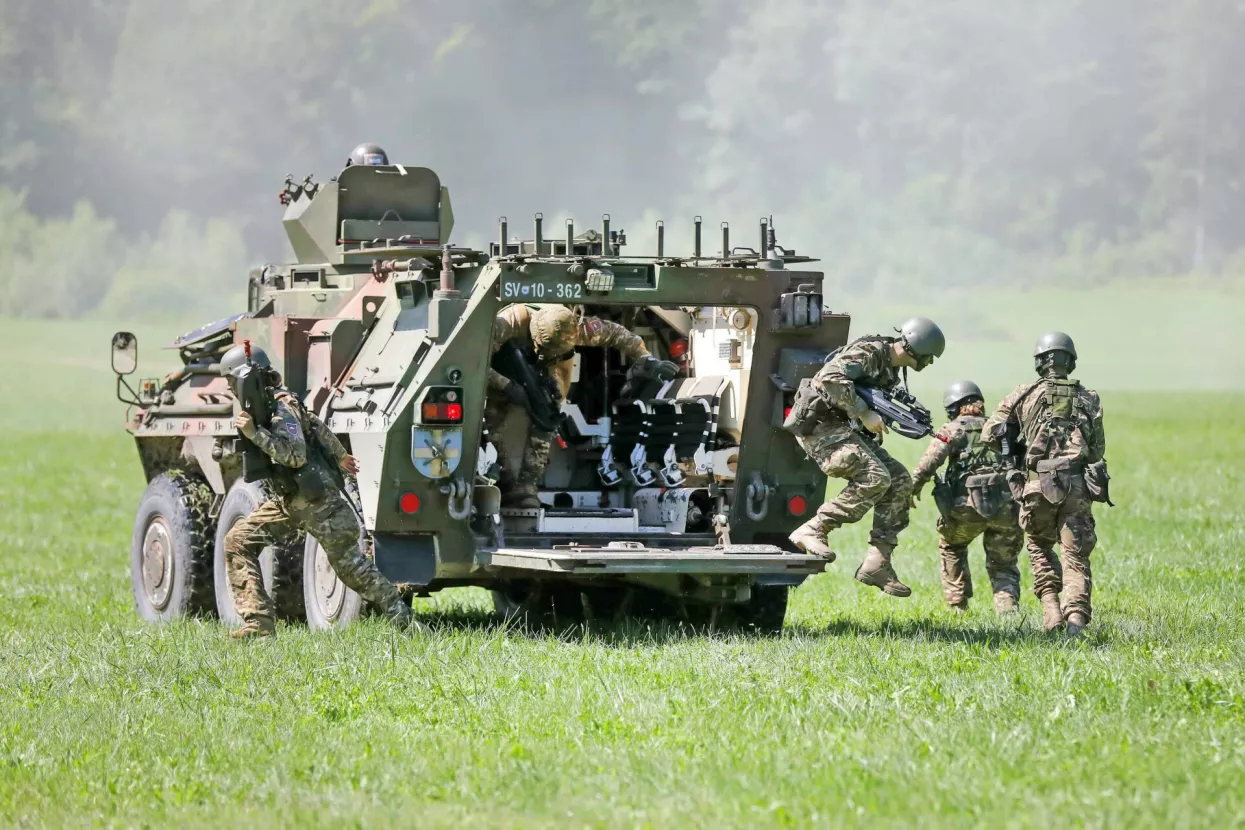 Izdatki za obrambo bodo rasli hitreje od načrta