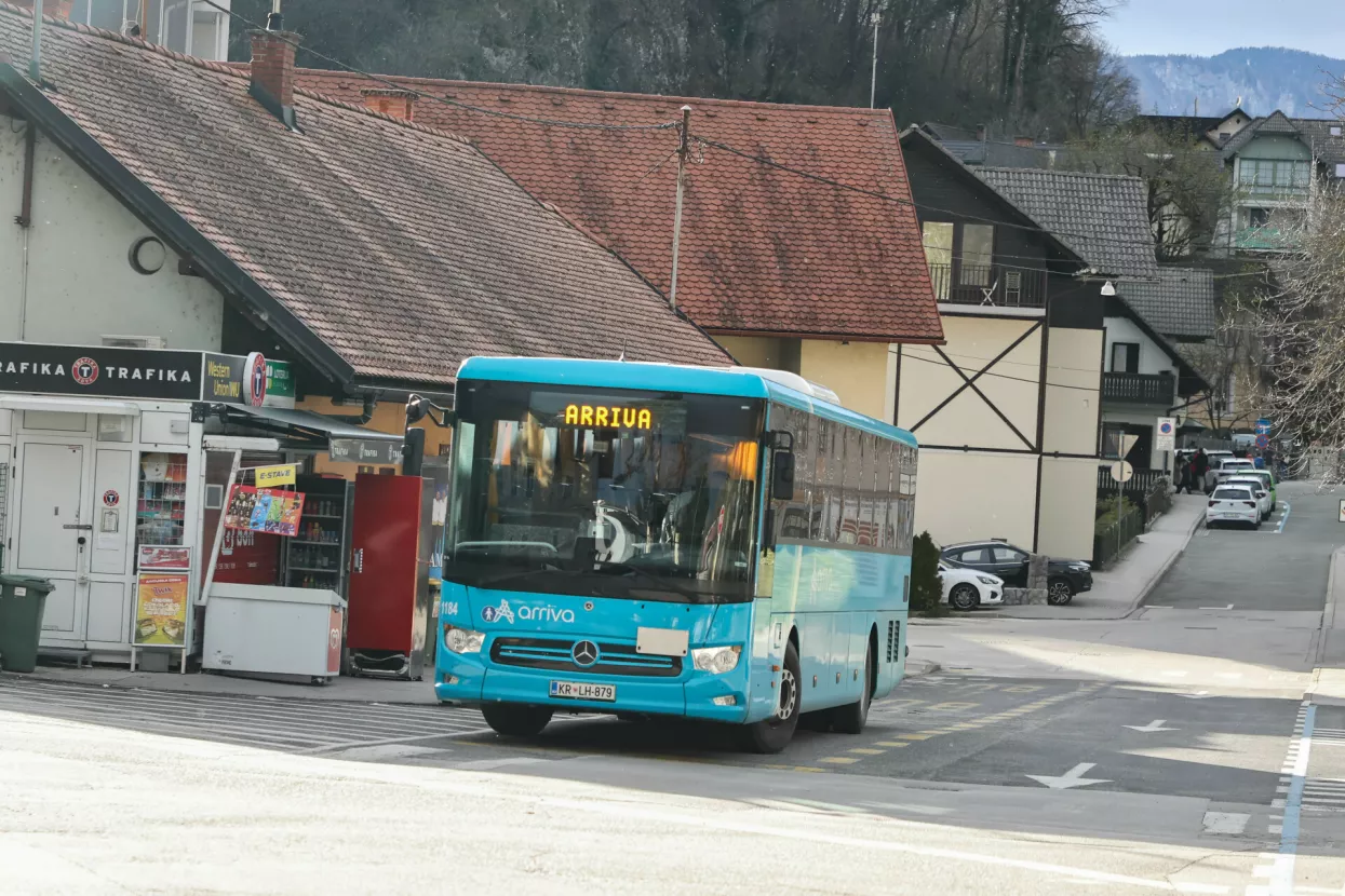 Avtobusi le odpeljejo mimo