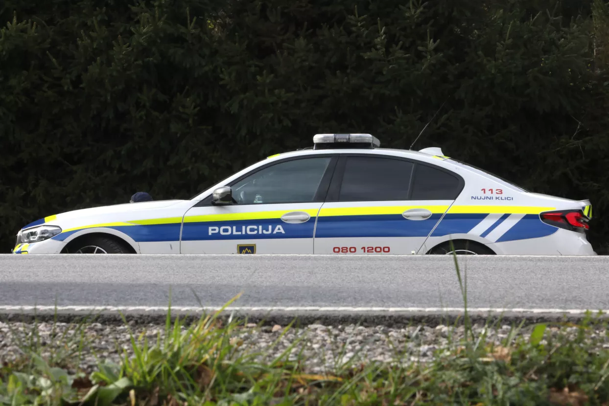 Zapeljal s ceste in se z vozilom prevrnil na streho