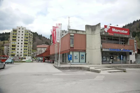 Načrtujejo nov trgovski objekt in garažno hišo